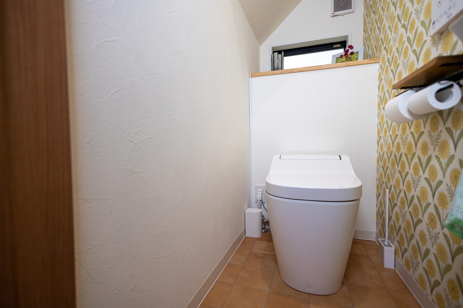 階段下にトイレを設置するメリット・デメリットとは？収納アイディアも解説！ - 住むを楽しむ「スムタノ」