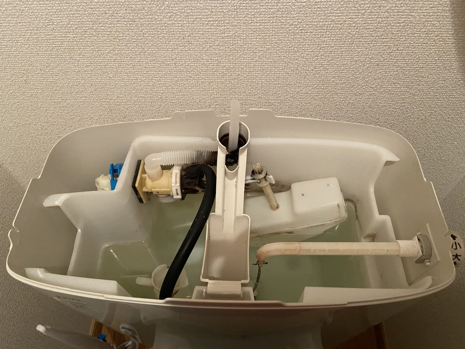 INAXのトイレタンクの部品交換は自分でできる？症状別のDIYでの対応方法 - 住むを楽しむ「スムタノ」